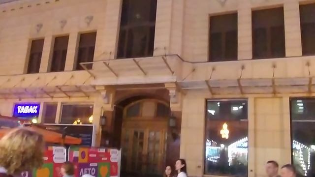 Москва, Арбат - люди, авто, магазины, кафе, рестораны, ночная жизнь  Фрагмент 2 (5)
