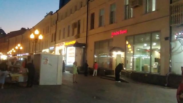 Москва, Арбат - люди, авто, магазины, кафе, рестораны, ночная жизнь  Фрагмент 3 (8)