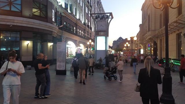 Москва, Арбат - люди, авто, магазины, кафе, рестораны, ночная жизнь  Фрагмент 1 (2)