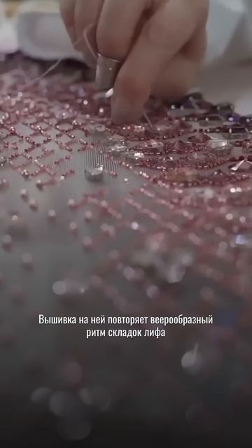 Игра контрастов в деталях Georges Hobeika: складки, вышивка и бахрома