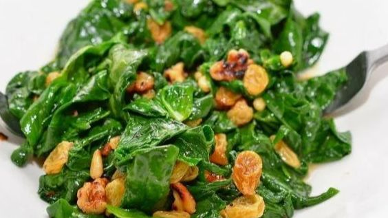Подсушенный шпинат с чесноком и кедровыми орешками
