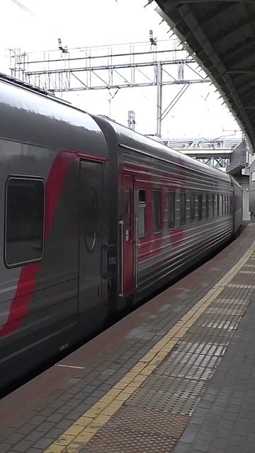 Электровоз ЭП2К-405 (ТЧЭ-6) со скорым поездом № 260Э Анапа — Санкт-Петербург.