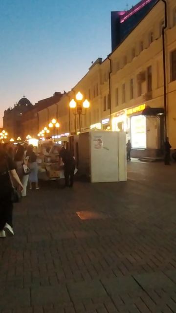 Москва, Арбат - люди, авто, магазины, кафе, рестораны, ночная жизнь  Фрагмент 2 (7)