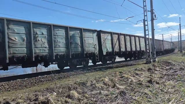 Грузовой поезд проезжает мимо