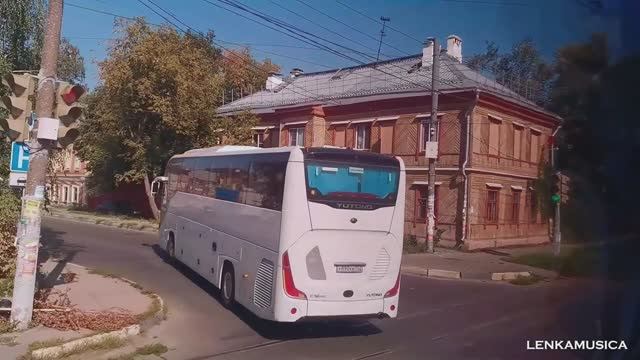 Едем в Нижний Новгород. За окном деревянные дома и современный  бетон. Разглядываю город из автобуса