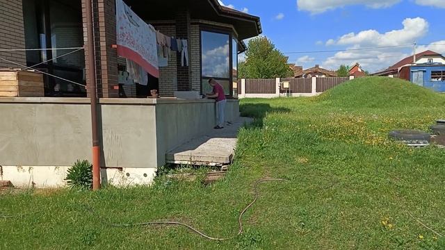 Аня уже вышла в школу. Ходила в магазин.