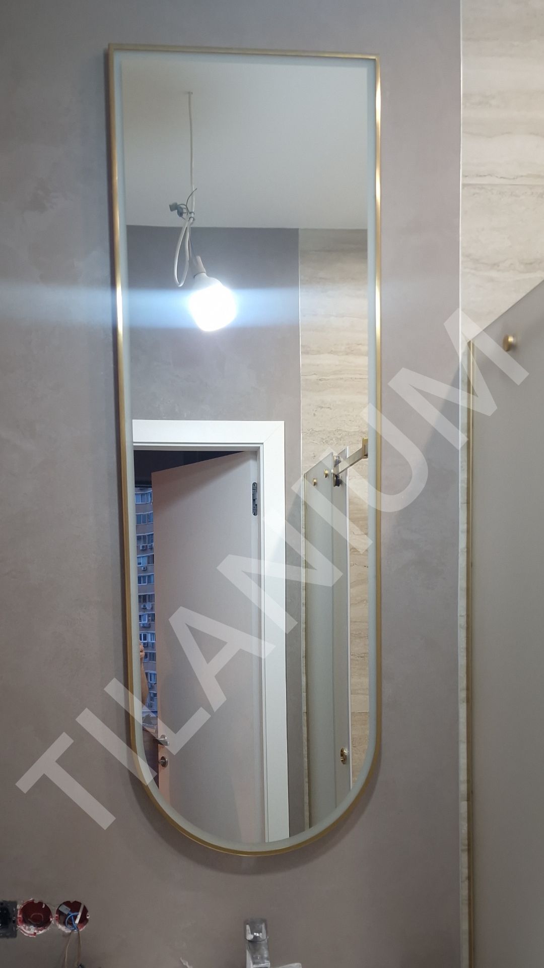 Зеркало в золотой матовой раме 30х10 мм с фронтальной подсветкой