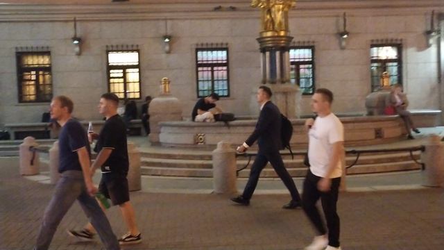 Москва, Арбат - люди, авто, магазины, кафе, рестораны, ночная жизнь Фрагмент 16