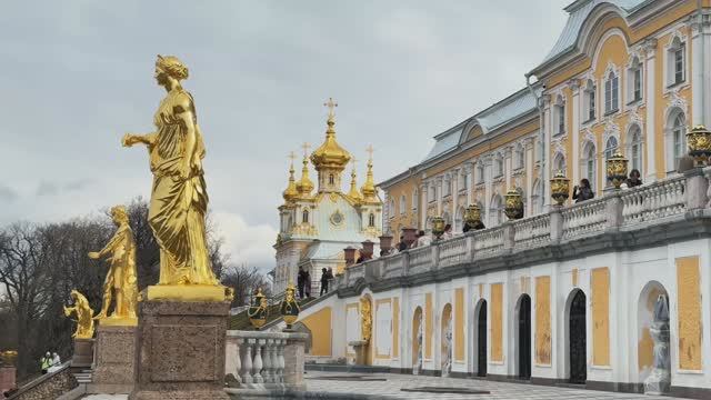 Тот самый Петергоф. Золото дворца, брызги фонтанов, залив и весна. Санкт-Петербург 2026