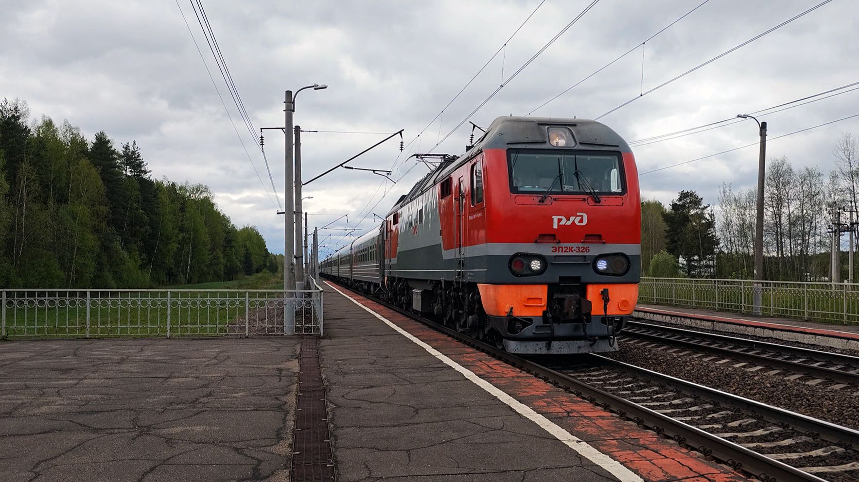 Электровоз ЭП2К-326 с пассажирским поездом