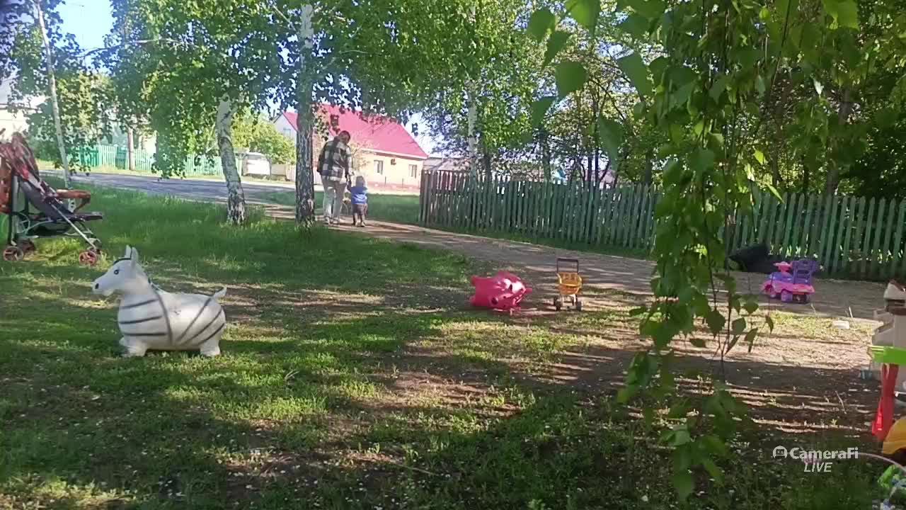 Ева катается на самокате.