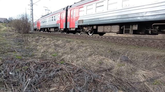 Электричка ЭД9Т-0025 проезжает мимо