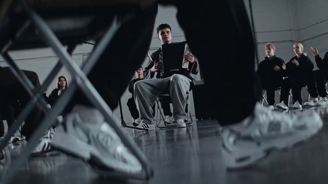 Автор трека «Сиять» прорекламировал белые кроссовки Street Beat
