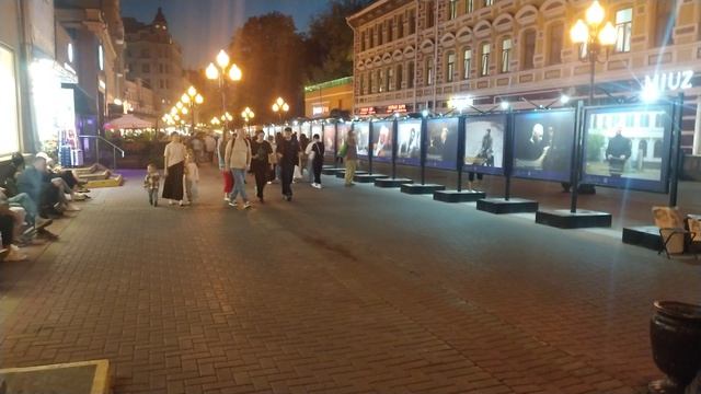 Москва, Арбат - люди, авто, магазины, кафе, рестораны, ночная жизнь Фрагмент 22