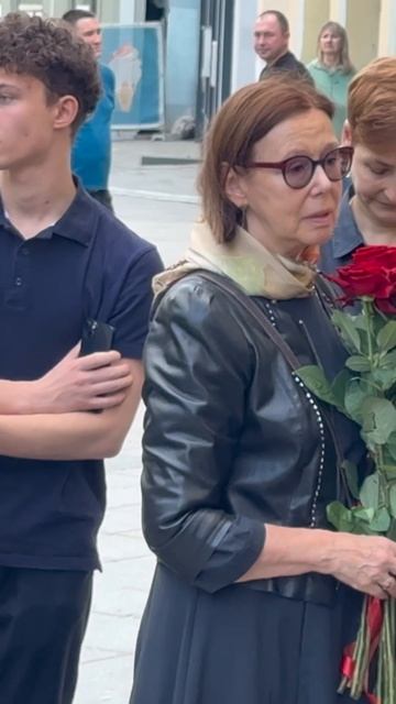 Актриса Евгения Симонова со слезами пришла на похороны Владимира Молчанова в Храм / 15.05.2026