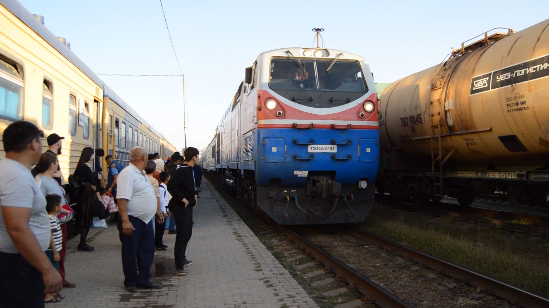 ТЭ33А-0188 с поездом 051 Алматы - Уральск прибывает на станцию Актобе