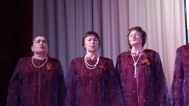 песня "Победа" поет хор "Годы золотые"