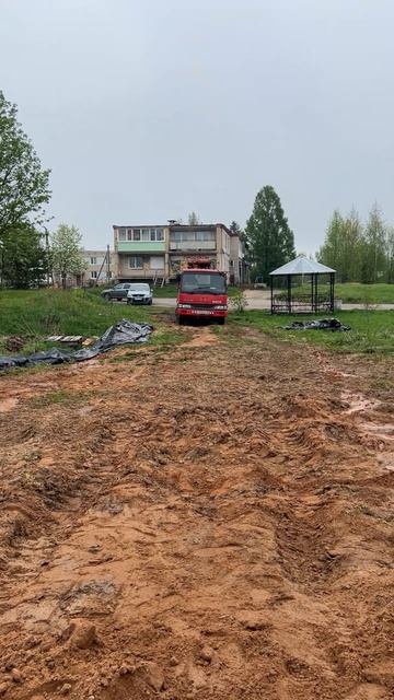 Лайфхак для устройства дороги. Чтобы не сорвать заливку фундамента использовали простую пленку