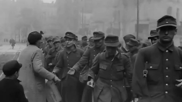 Пленые немцы в Берлине в 1945 году