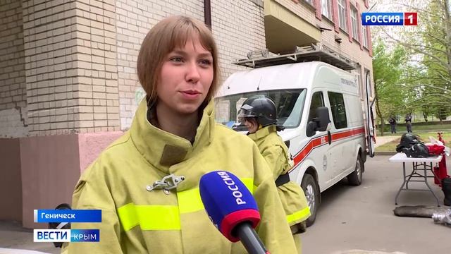 В Геническе школьников научили действовать в чрезвычайных ситуациях не по учебникам, а на практике