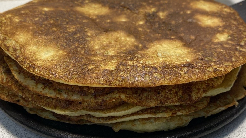 Картофельные блинчики с соусом.