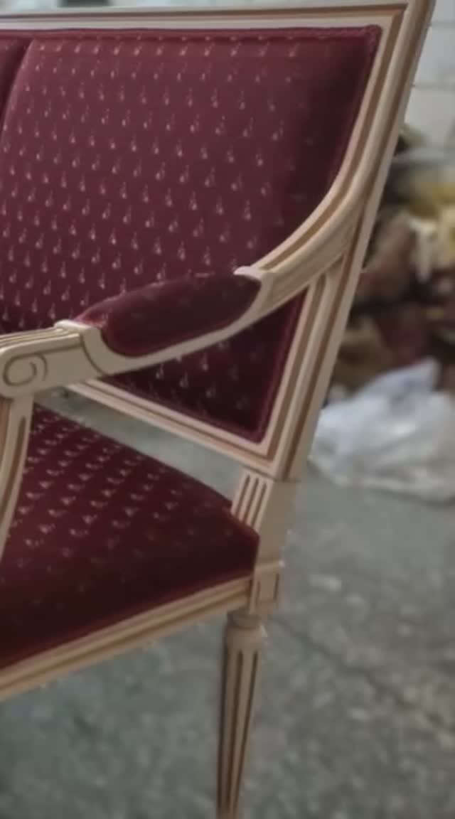 Диван из посольства