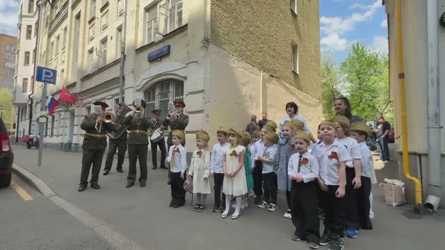 песня "Катюша" - исполняют детский хор и военный ансамбль
