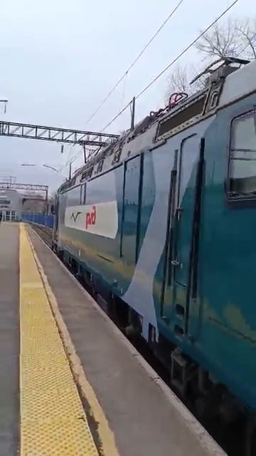 СУПЕРМЕГАЭКСКЛЮЗИВ! электровоз эп20 в ливрее буревестника с рейсом Воронеж-москча