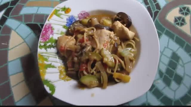 Вы будете есть овощи. Овощи тушеные в курином соусе. А для густого соуса добавлю жареные макароны