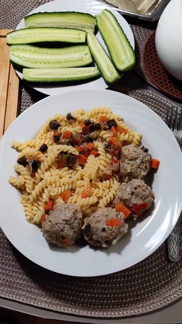 Тефтельки с макаронами и огурцами - обед пенсионера 🍝
