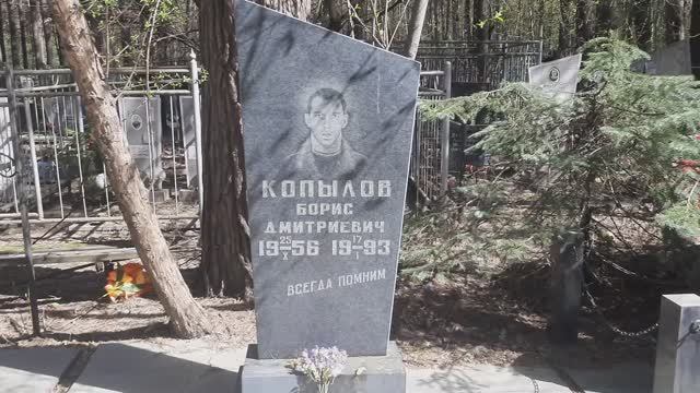 Аллея авторитетов Первомайской ОПГ на Инском кладбище
