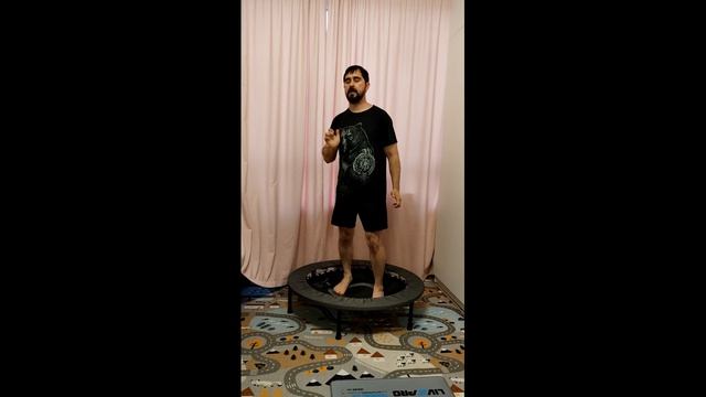 Тренируемся дома. Прыжки на батуте