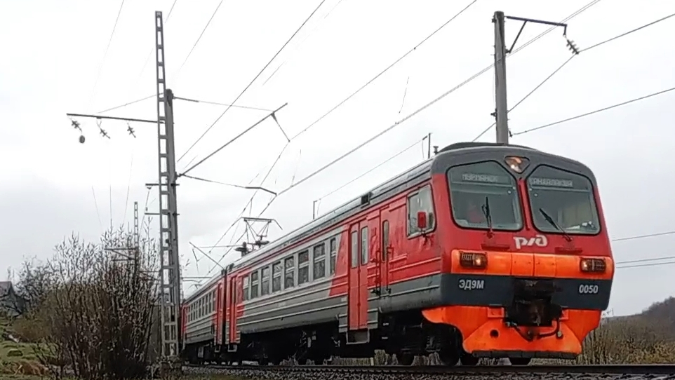 ЭД9М-0050 Мурманск-Кандалакша проезжает мимо