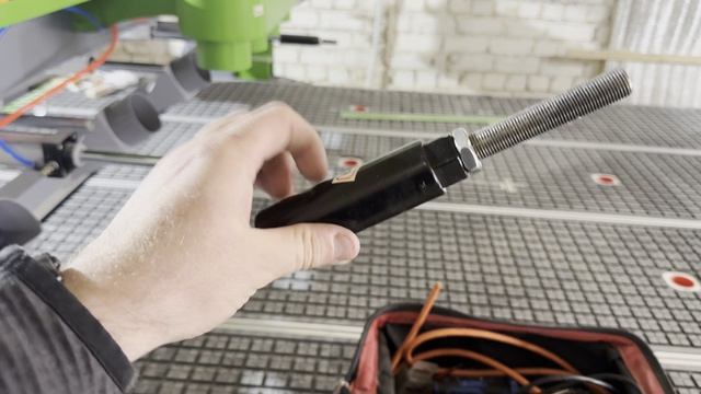 Syntec  регулировка вылета стружкоприемника пылесосящего стол