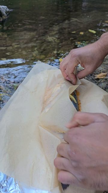 Сибас, запечённый в земле и глине 🔥🐟