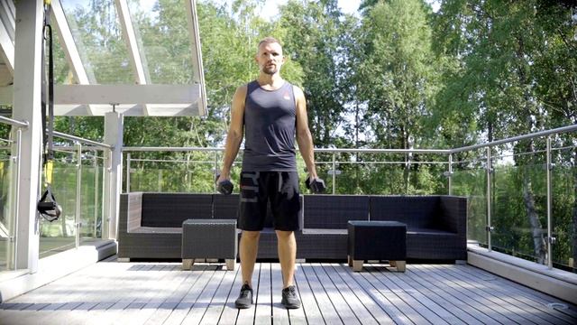 Сгибание рук на бицепс с гантелями.