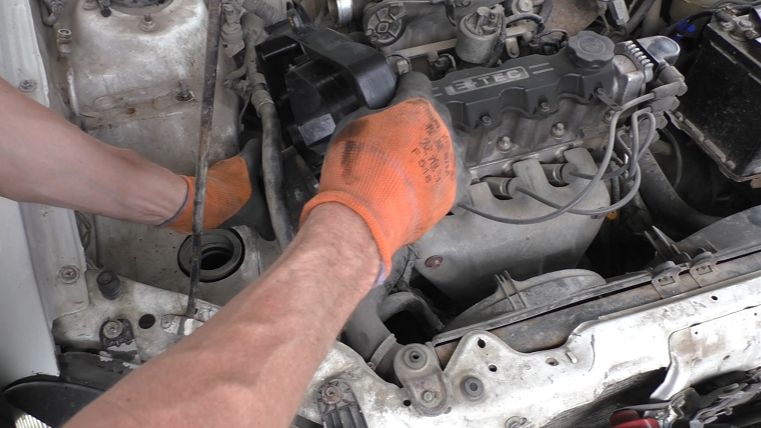 Замена комплекта ГРМ и помпы на Chevrolet Lanos Шевроле Ланос 2006 года 2часть