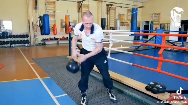 Упражнение с гирей для наработки удара снизу и бокового удара