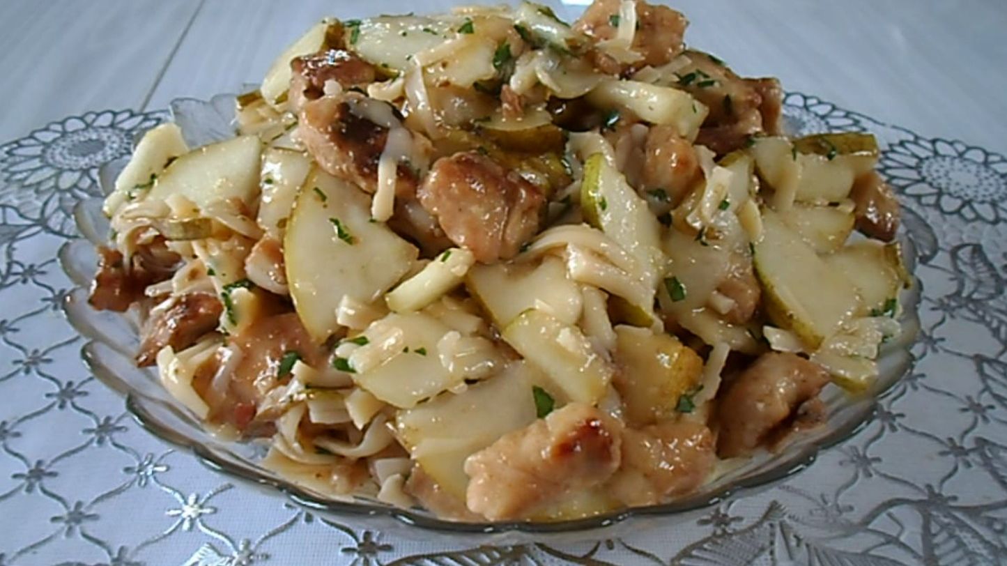Салат с грушей, жареной куриной грудкой и сыром