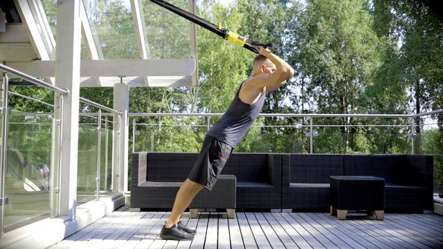 Разгибания рук на трицепс в петлях TRX.