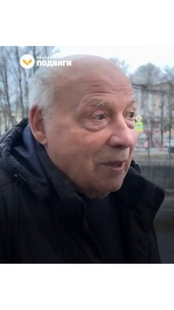 В Санкт-Петербурге очевидцы помогли мужчине выбраться из тонущей машины