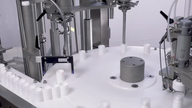 Автоматическая машина для розлива косметических продуктов, производства AXOMATIC S.r.l. (Италия).