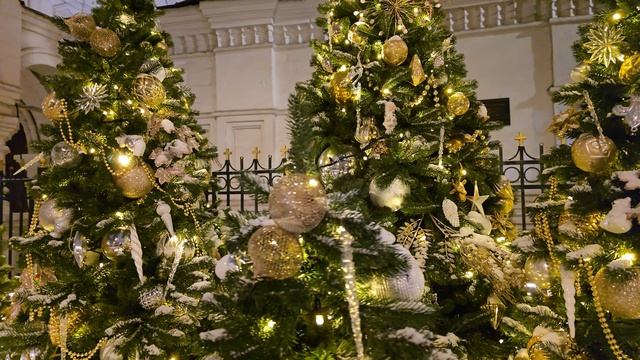 Световое убранство у церкви в Москве | Ели, гирлянды и тёплый праздничный свет