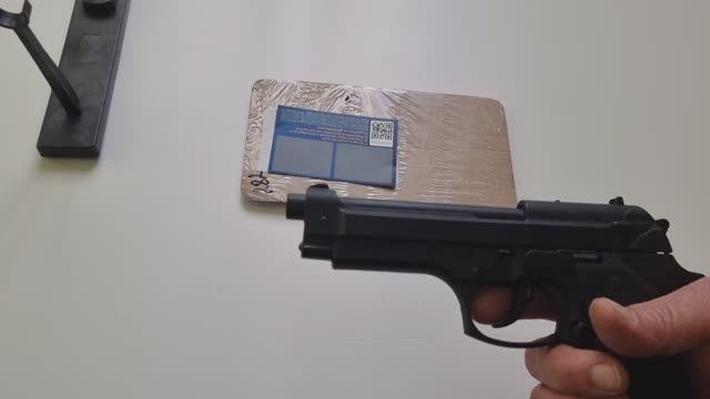 Beretta M9 - пистолет зажигалка.