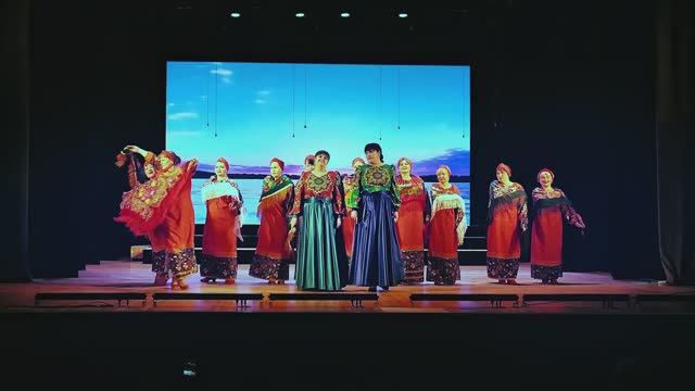 Лирический танец с платками. Танцует коллектив "Росинка", поют Юлия Гажева и Полина Стельмах.