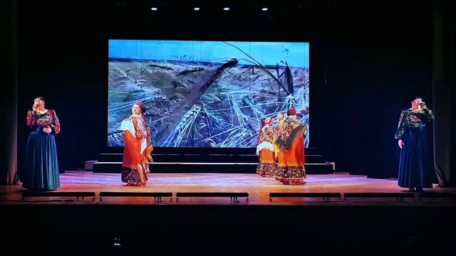 Хороводная "Какая песня без баяна". Танцуют - "Росинка", поют - Юлия Гажева и Полина Стельмах