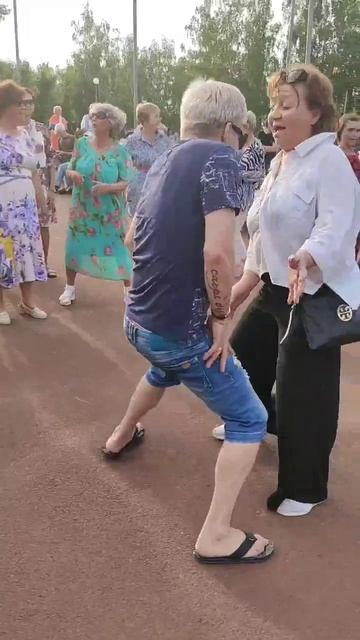 Вот-так-у-нас-в-Братске-зажигают-на-танцах.в-парке-металлургов.