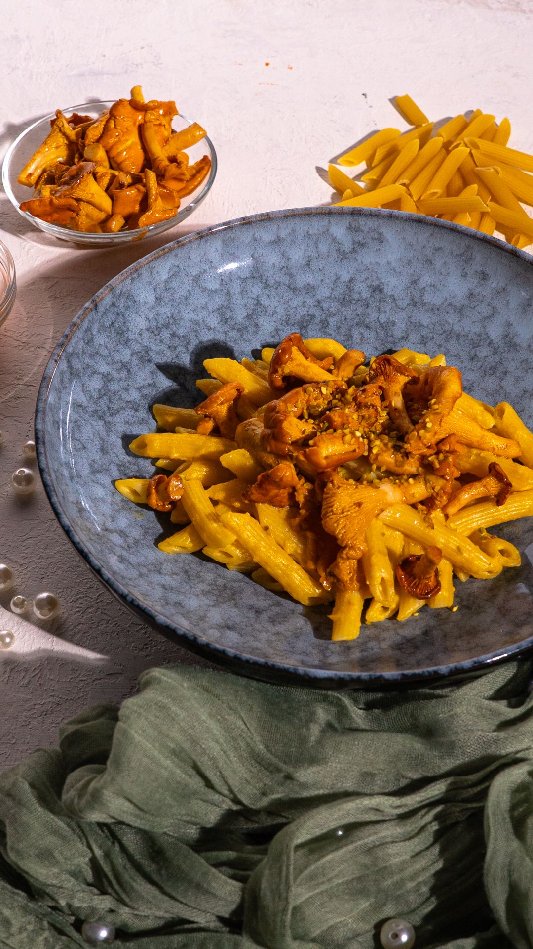 Пеннете с лисичками и кремом из тыквы