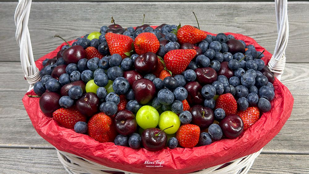 Фруктовая корзина с ягодами «Летний взрыв вкусов» / Подарок для врача
