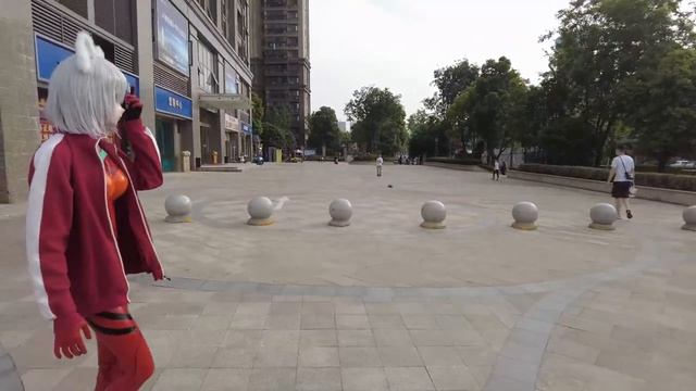 Кигуруми-кошкодевка гуляет по городу в олимпийке и плагсьюте из NGE.)